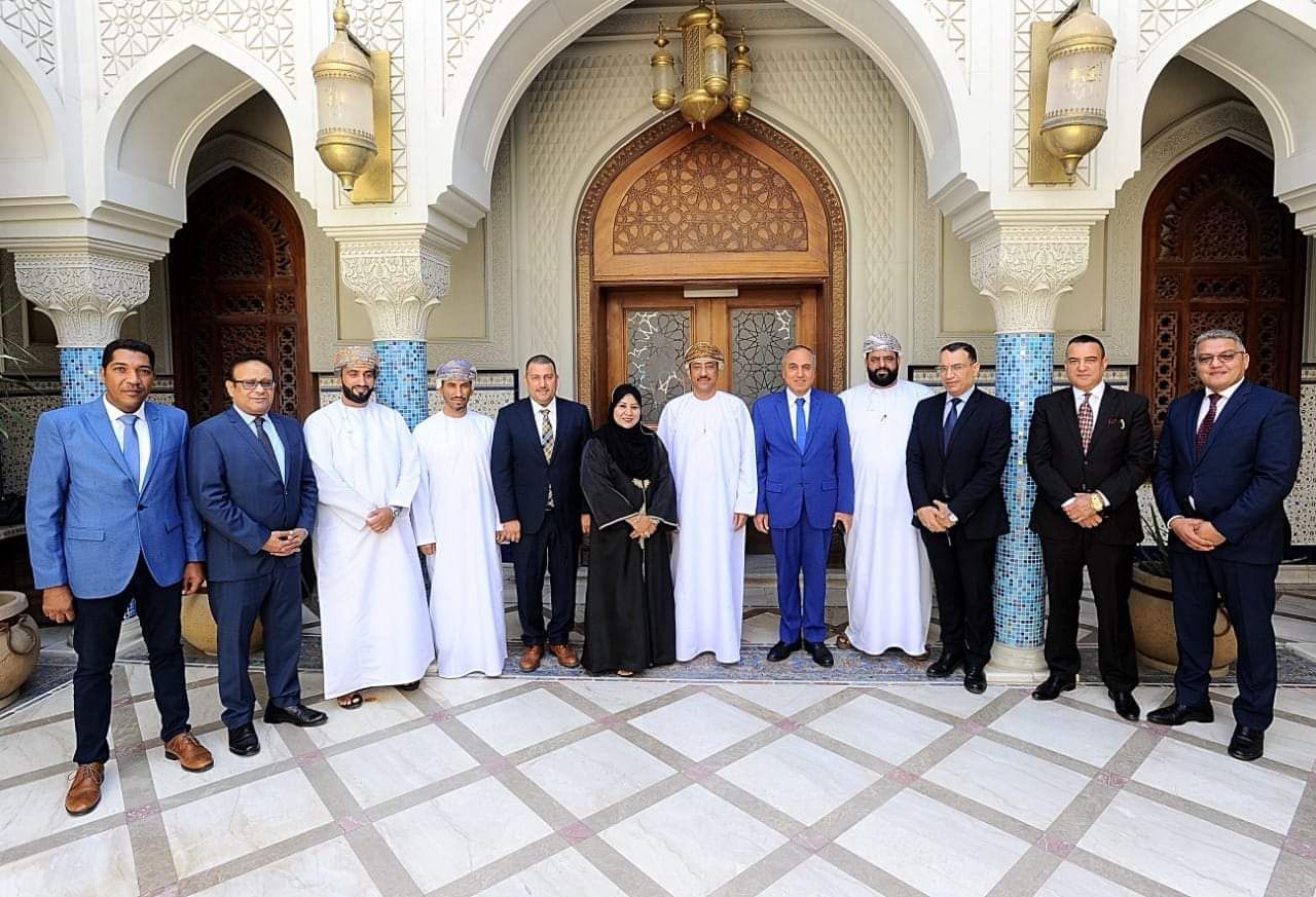 تحت رعاية السفير العماني بالقاهرة توقيع عقد معرض الصناعات المصرية